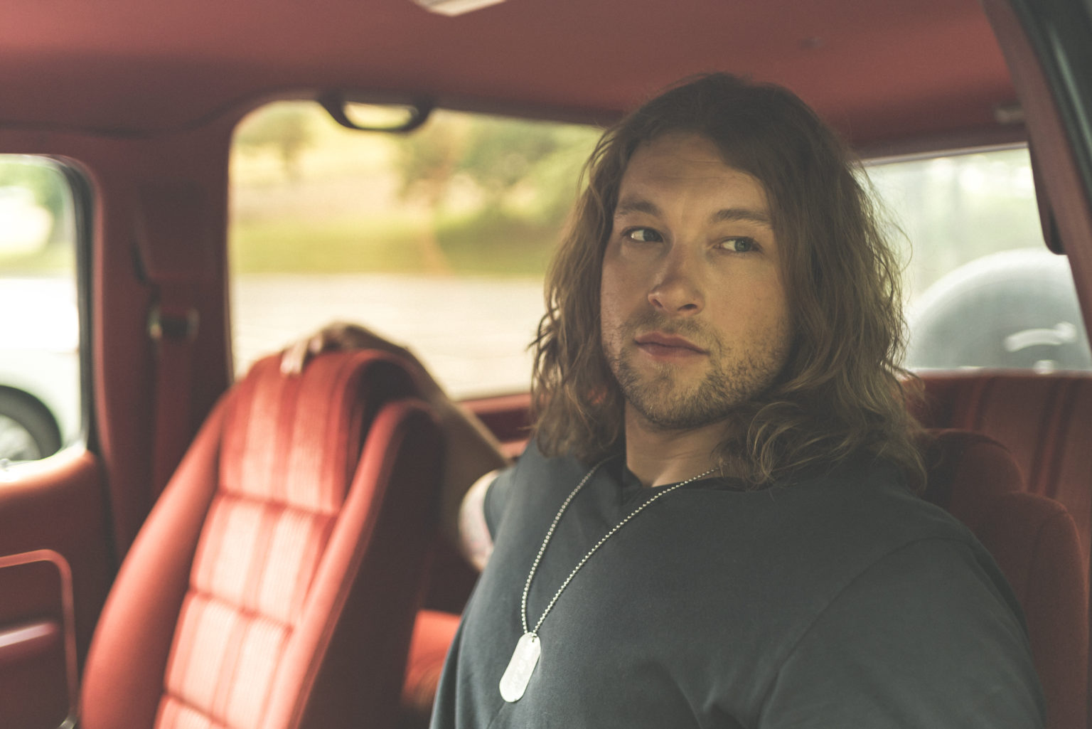 Country-Rocker feiert sein Debüt mit "Who I Am". - Radio:Active Magazine