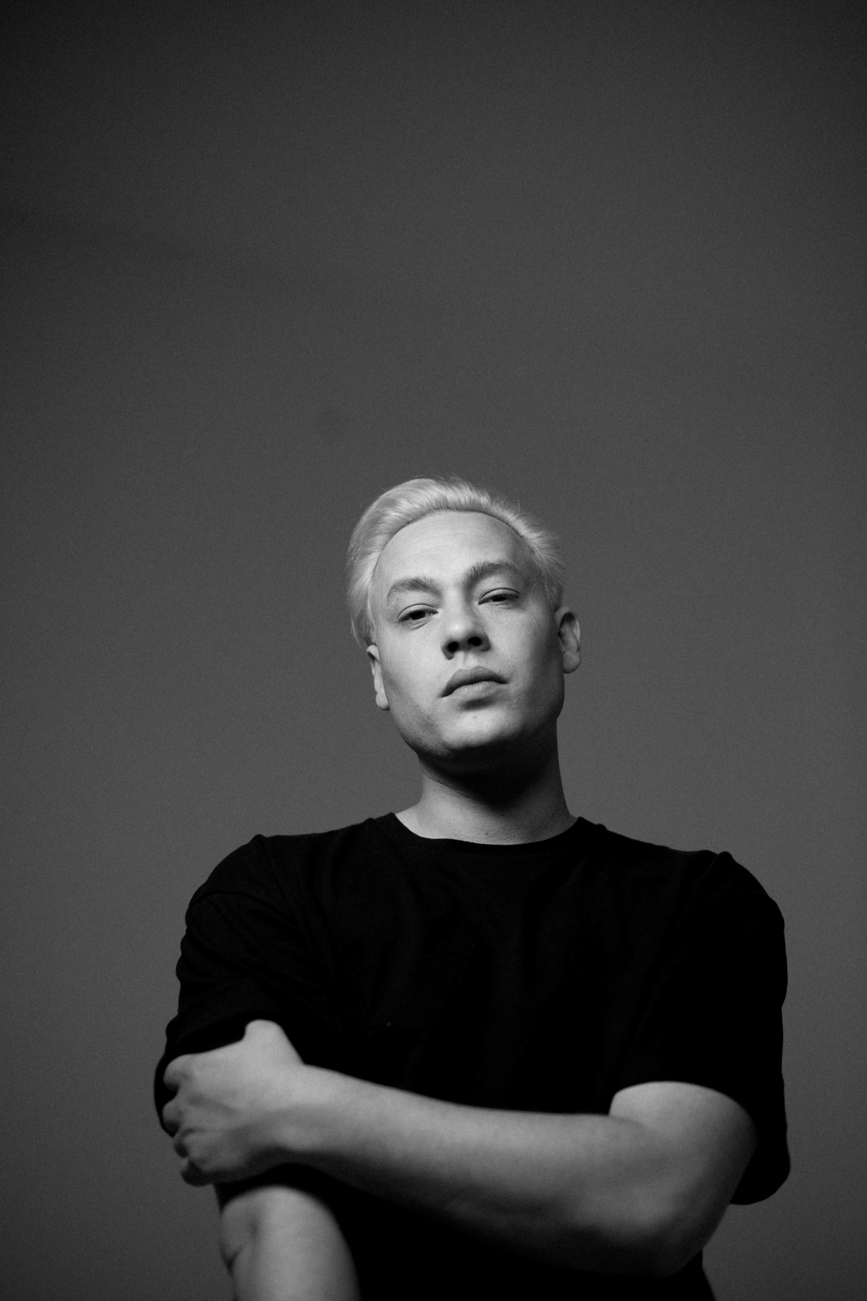 Rapper Sero präsentiert sich im Remix von „Im Dunklen“ im Anime Gewand ...