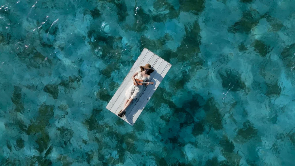 HANNAH BAHNG VERÖFFENTLICHT DEBÜT-SONG 'PERFECT BLUES'